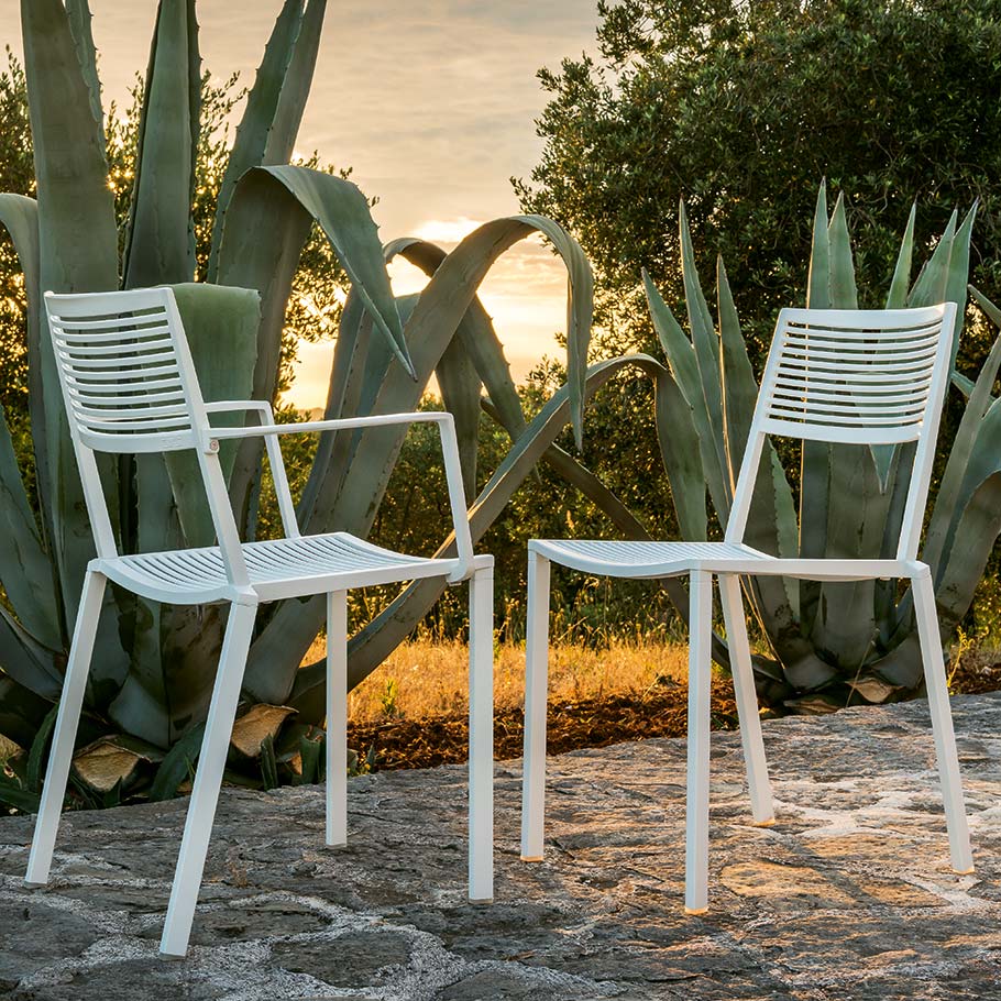 EASY STACKABLE SIDE CHAIR - JANUS et Cie